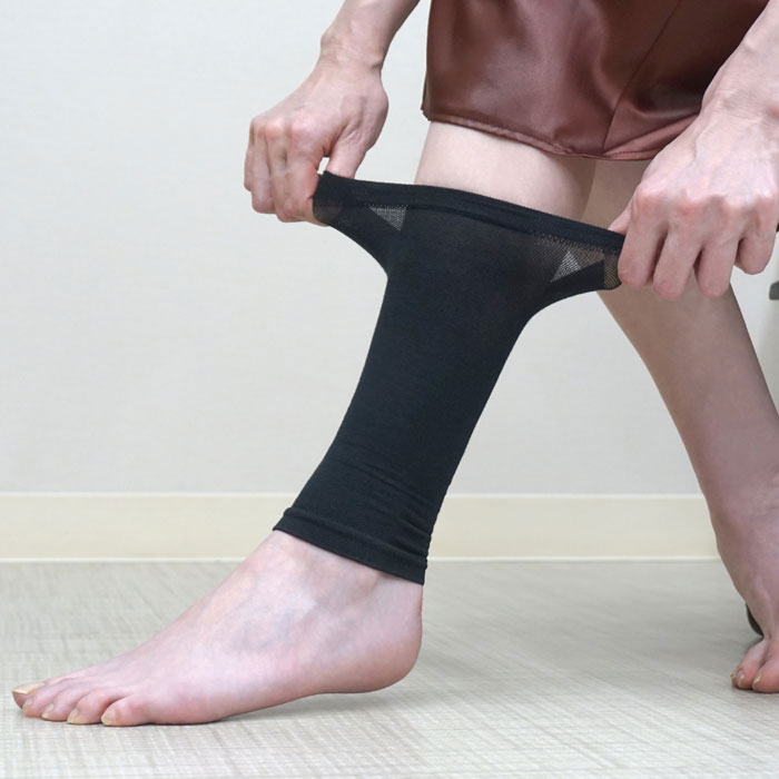商品名履きやすい着圧サポーター適応サイズふくらはぎ周り約30〜40cm素材ナイロン50％コットン40％ポリウレタン10％原産国日本カラーブラック仕様1組　2枚入りJANコード4589923182469着用方法●着用前に指輪等を外し、手足の爪...