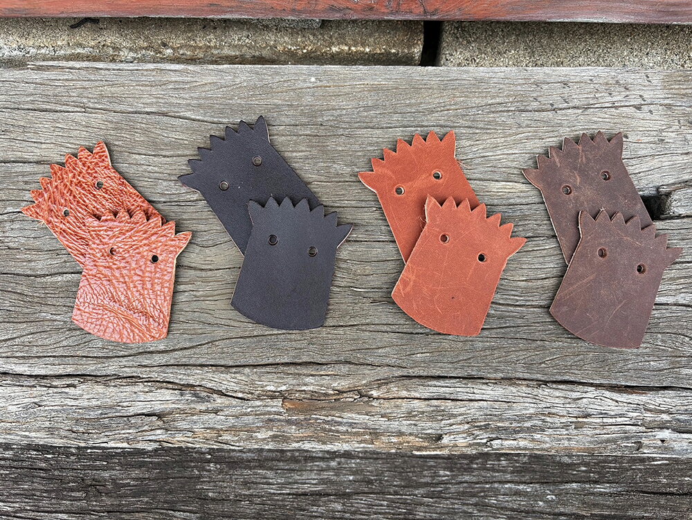 1ペア売り（2個1組）当店オリジナル　 White's Bootsの純正レザー使用の レーストゥトォ用ショートフォルスタン *レギュラートォにも使えます 短めで奥めにつくので つま先が隠れすぎず、ギザギザ部が めくれたりしません。 独自の抜...