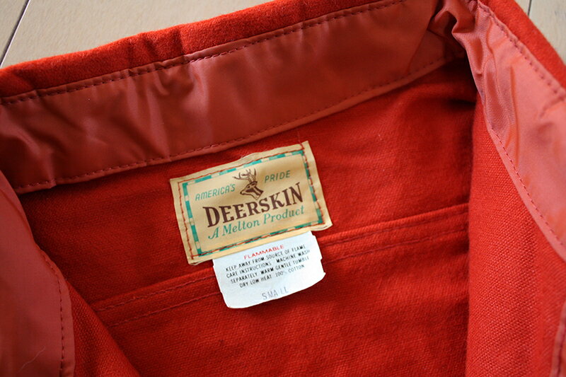アメリカ　DEER SKINブランド製 フランネル　シャツ 新品 未使用　デッドストック 1980's アメリカ製 サイズは　S　 素材　綿100％ 色はレッドの温かいシャミーコットン 身幅51cm、肩幅41.5cm 袖丈62cm、後着丈7...