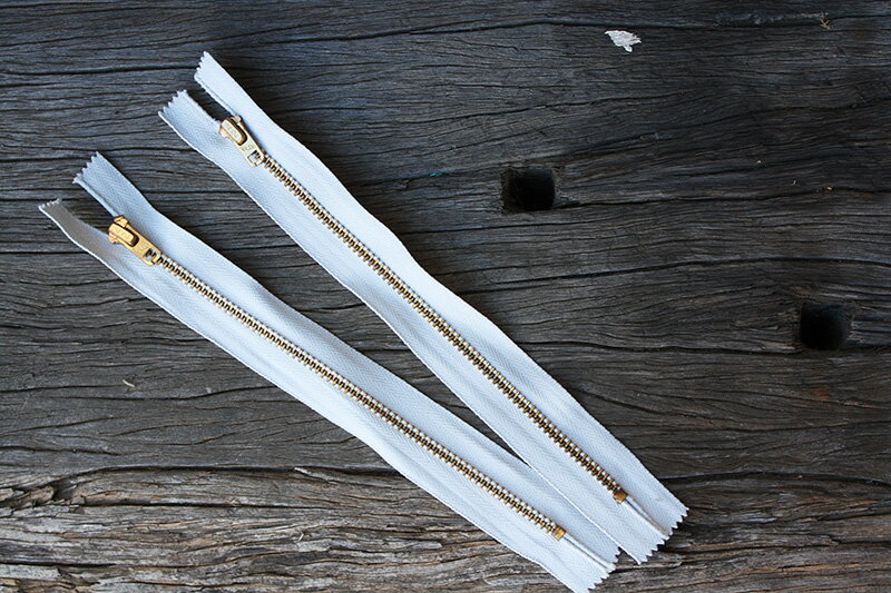 **ライトグレーのテープに 多少汚れがあるものがあります。 ので他の色より安価になります。 1970-80年代　TALON社の 42ジッパー　ブラス製　新品 未使用 *1本での販売価格￥700 Teethの幅 4mm テープ幅2.5cm T...