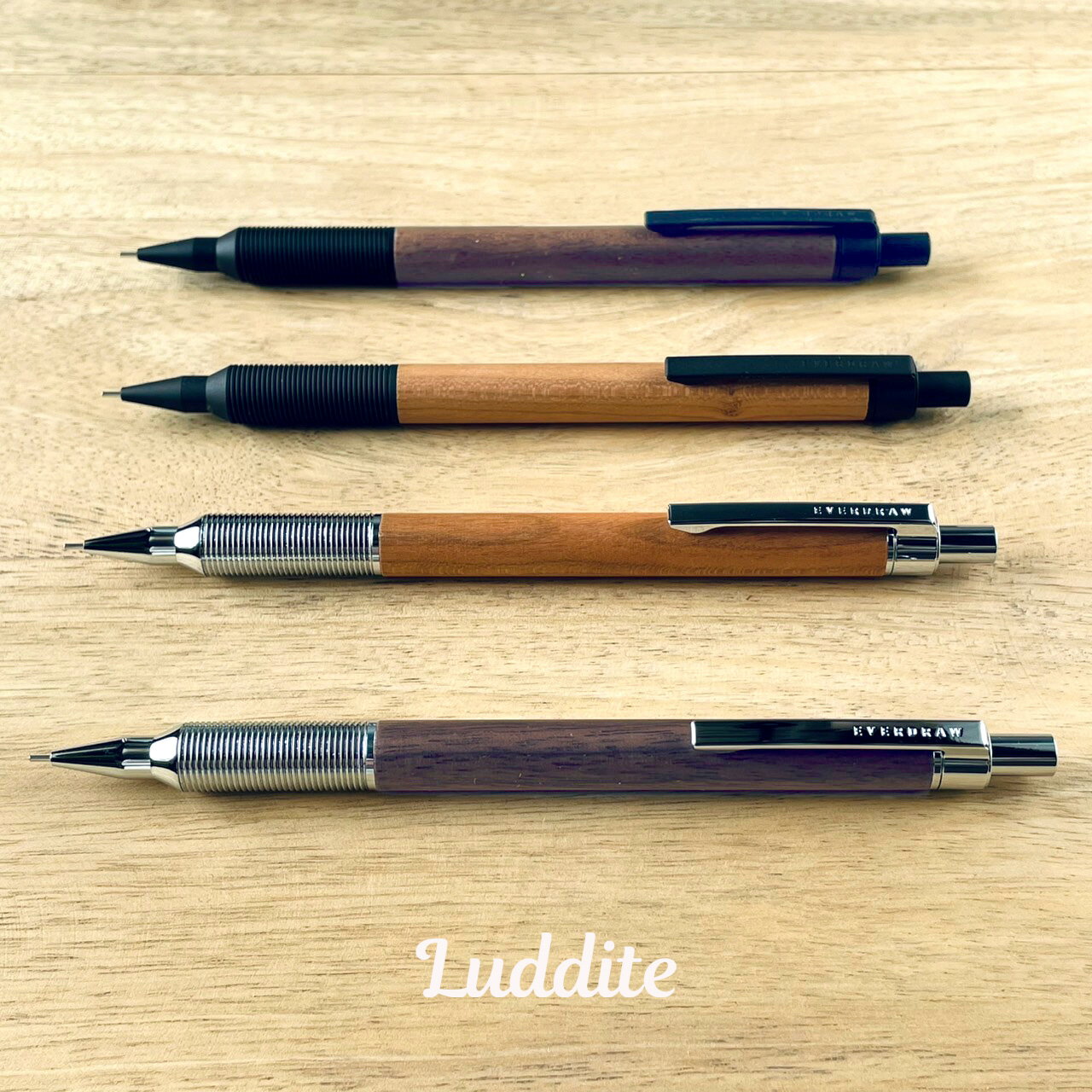 Ludditeラダイトの人気のEVERDRAWシリーズ。 木と真鍮の融合でスタイリッシュに仕上げ、低重心で書きやすいシャーペンです。 螺旋状の美しいスパイラルグリップで、書き心地も抜群です。 芯径：【0.5mm】 樹種：【ウォールナット／チ...