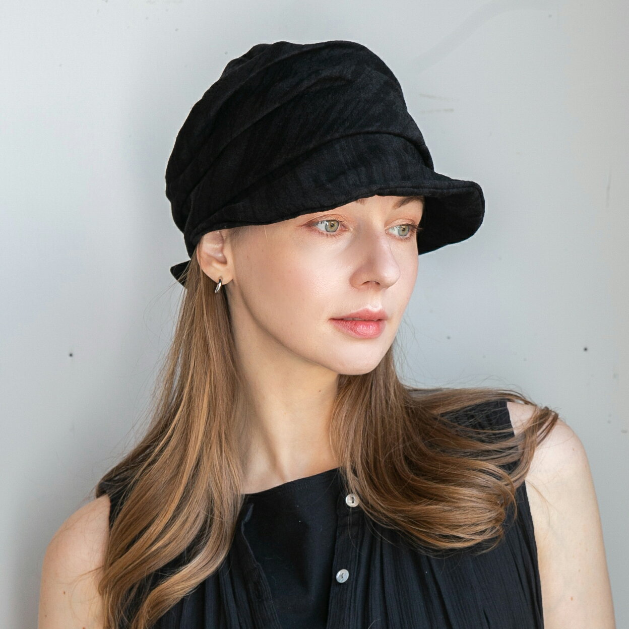 「麻混素材で涼し気な春夏リボンキャスケット」涼し気な麻混生地でこれからの春夏シーズンにぴったりのキャスケットです。つばの縁にはワイヤーが入っていますので、日差しによってつば先の角度の調整が可能です。さり気ない後ろのリボンはワンポイントにもな...