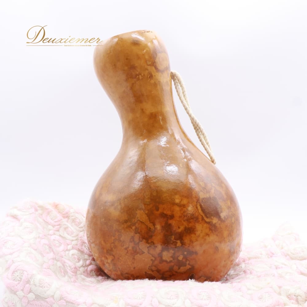 【 商品説明 】 【商品名】 フラダンス 小物 イプ 【サイズ】表記なし 高さ約28cm、くびれ一周約20cm、胴回り約54.5cm ※実測の為、多少の誤差はご了承ください 【仕様】 ・ケース付き ---------------------...