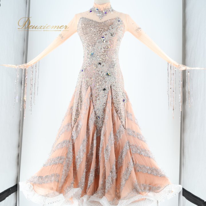 【 商品説明 】 【商品名】 ダンス衣装 社交ダンス スタンダード 【サイズ】M表記 平置き実測：総丈約125cm（裾～首部まで）、身幅約35cm、ウエスト約31cm～ ※実測の為、多少の誤差はご了承ください 【仕様】 ・背面ファスナー仕様...