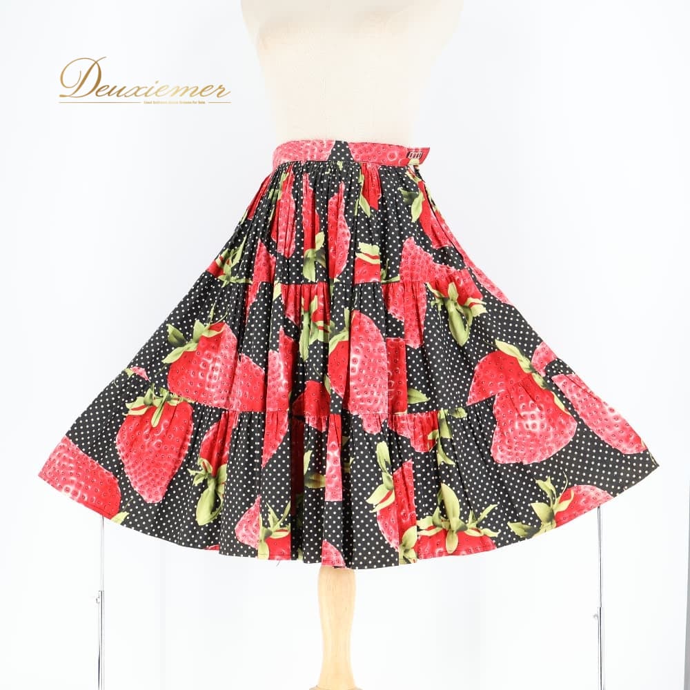 【 商品説明 】 【商品名】 ダンス衣装 その他 フォークダンス 【サイズ】表記無し 平置き実測：総丈約60cm、ウエスト約29.5cm ※実測の為、多少の誤差はご容赦願います ※ウエストは一番大きい位置で測っております ※トルソー7号でホ...