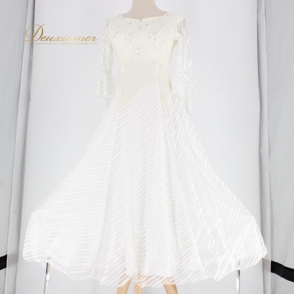 【 商品説明 】 【商品名】 ダンス衣装 社交ダンス スタンダード 【サイズ】表記なし 平置き実測：総丈約115cm（裾～肩部まで）、肩幅約36cm、身幅約41cm、ウエスト約31.5cm～ ※実測の為、多少の誤差はご了承ください 【仕様】...