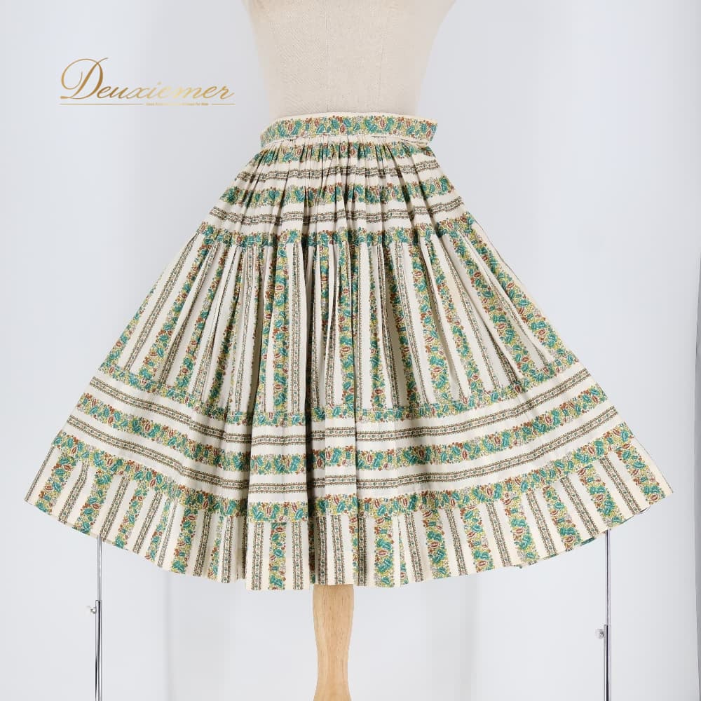 【 商品説明 】 【商品名】 ダンス衣装 その他 フォークダンス 【サイズ】表記無し 平置き実測：総丈約60cm、ウエスト約30cm ※実測の為、多少の誤差はご容赦願います ※トルソー7号でホックが留まりません 【仕様】 ・ウエストファスナ...