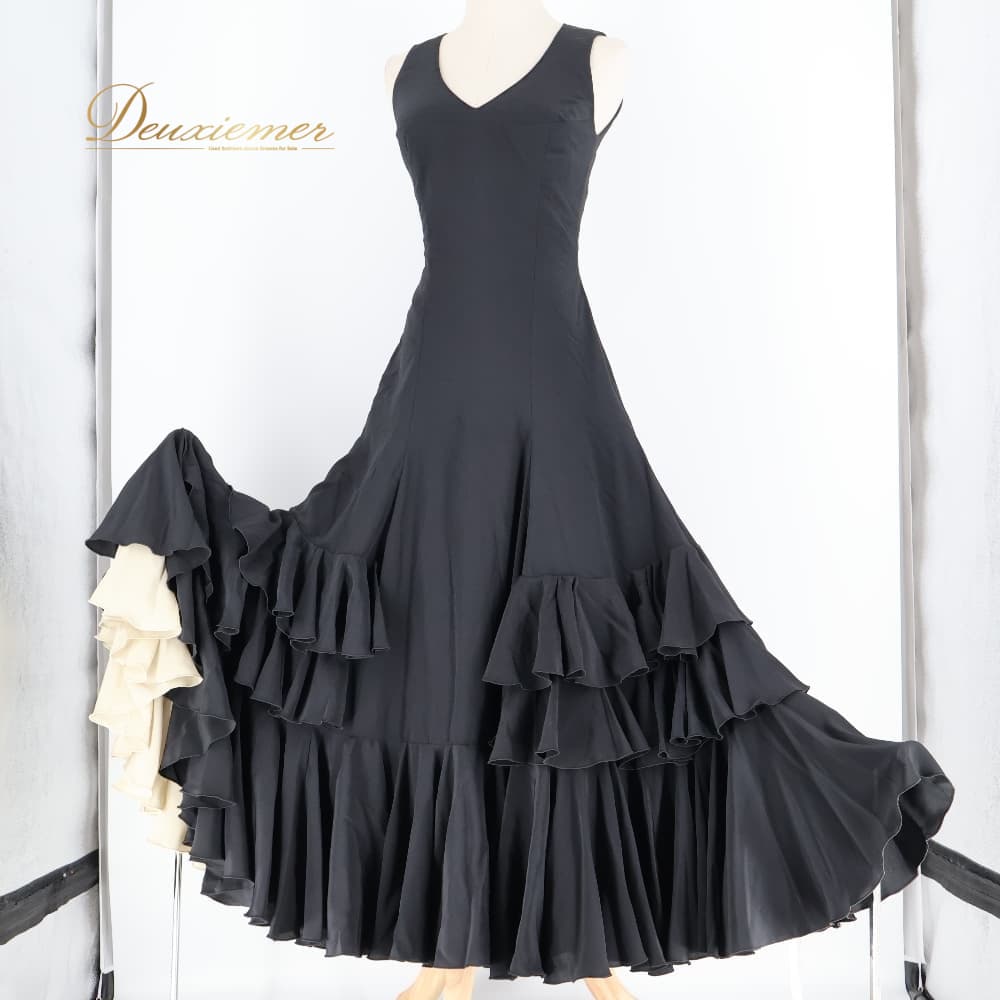 【 商品説明 】 【商品名】 ダンス衣装 フラメンコ 平置き実測：総丈約130cm（裾~肩部まで）、身幅約39cm、ウエスト約33cm ※実測の為、多少の誤差はご了承ください 【仕様】 ・伸縮性なし ・胸パッドなし 【品質表示】 表示なし ...