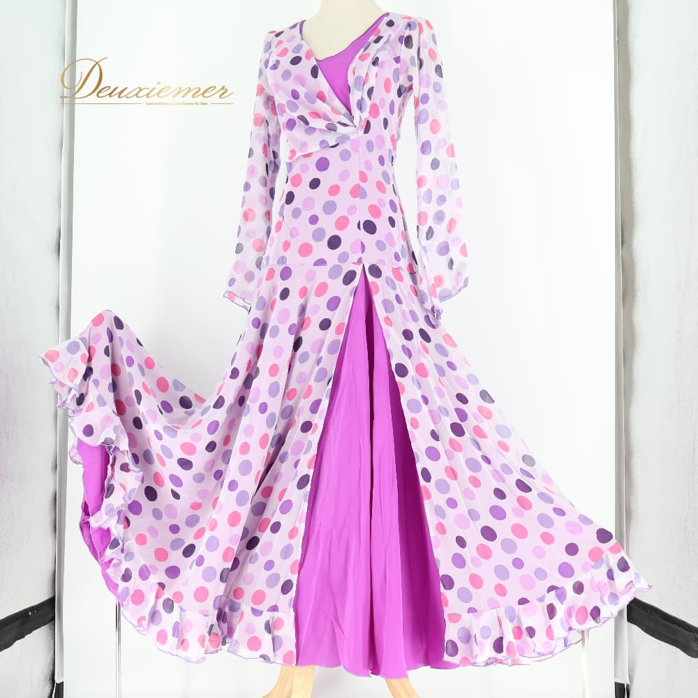 【 商品説明 】 【商品名】 ダンス衣装 フラメンコ 【サイズ】表記なし 平置き実測：総丈約140cm（裾~肩部まで）、身幅約40.5cm、ウエスト約34cm ※実測の為、多少の誤差はご了承ください 【仕様】 ・背面ファスナー仕様 ・伸縮性...