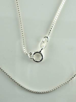 純銀,紐のようなファインチェーン. 長さ：61cm