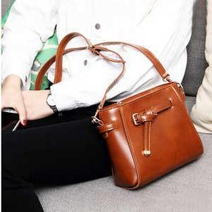 商品詳細■カラー：ブラック　ブラウン■サイズ：高さ：約19cm/横幅：約22cm/厚さ：約8cm/重量：約0.41kg■素材：PU/ポリエステル■配達方法：宅配便送料無料★備考●測り位置や測り方によって2-4cm誤差があり、予めご了承してく...