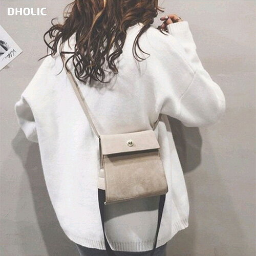 NOTICE ※7-10日以内に発送致します。(土日祝除く) ※コスメ以外のアイテムは返品交換できます。 コメント ■DETAILストラップ調節可 素材情報 素材 : フェイクスエード100% 裏地 : なし 重さ : 337g サイズ情報...