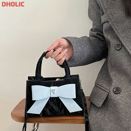 NOTICE ※7-10日以内に発送致します。(土日祝除く) ※コスメ以外のアイテムは返品交換できます。 コメント ■ DETAIL- 2TYPE：ミニリボン / ビッグリボン(ブラック)- 2WAY：ハンド / ショルダー(ストラップアジ...