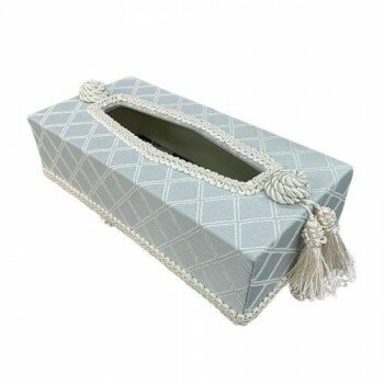 人気の秘密は女性の心を擽るタッセルを使いエレガントで高級感の有るデザインと実用性を兼ね備えた商品にあります。薄型のティッシュBOX対応です。サイズ26×12.5×H6.5cm個装サイズ：26×13×7cm重量個装重量：100g素材・材質布:...