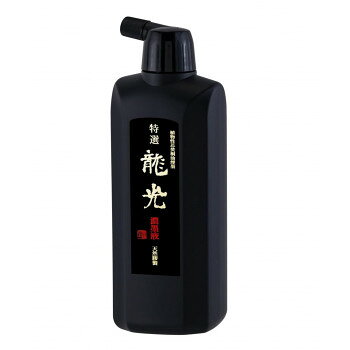 固形墨と同じ原料(天然膠)を使用した液体墨です。品の良い紫紺系の黒の墨色です。サイズ74×48×230mm個装サイズ：23.7×7.8×5.1cm重量個装重量：718g素材・材質植物性芯焚油煙(桐油)、天然膠、香料(白檀)仕様内容量:500...