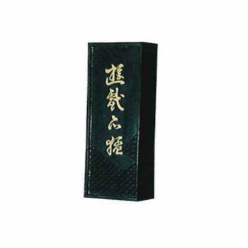 漢字清書、作品用で半紙、画仙紙向きです。普通の濃さから濃墨まで、古くなるほど超濃墨まで使えます。墨色は薄赤茶系の上品な黒です。サイズW37×D110×H19mm個装サイズ：13×6×2.8cm重量個装重量：80g素材・材質植物性芯焚煙(最高...