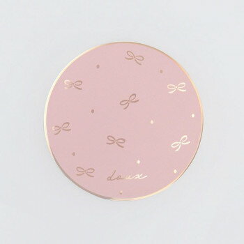 約38gの軽量ミラー!コンパクトサイズなのでお出かけ先でのメイク直しに!等倍鏡と拡大鏡の2面鏡タイプです。卵より軽い、持ち運びに便利なコンパクトミラー!等倍鏡は高反射の鏡を使用し、鮮明度UP!ガーリーなリボンを散りばめた大人かわいいデザイン...