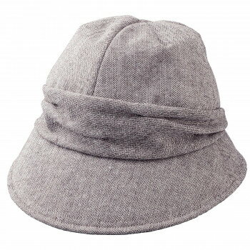 ツバ広の折りたたみができる帽子。耳まですっぽり隠れてスッピン隠しにも。ツバにワイヤー入りのため、好みの形にアレンジできます。ヘリンボーン生地で上品な印象に。商品区分雑貨サイズ適応頭囲:約56〜58cm個装サイズ：30.0×27.0×3.0c...