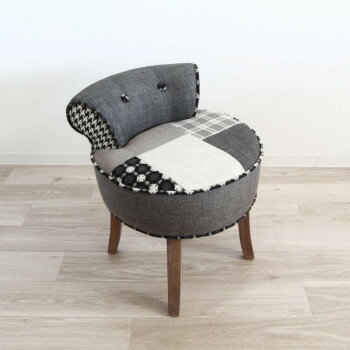 北欧テイスト、デザインがとてもオシャレなパッチワークチェアー(椅子)です。サイズもコンパクトな為移動の持ち運びも簡単!お部屋のインテリアとしてとてもお勧めです。女性の方は化粧台の椅子として使ってもかわいい♪※ファブリック部分はパッチワーク生...