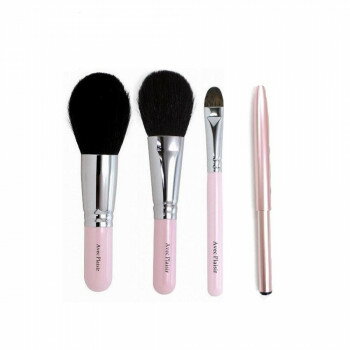 フェイスブラシから携帯用のブラシまで4本がセットになった商品です。熊野筆ならではの粉含みの良さで、ビギナーの方もメイク慣れしている方にもおすすめできるセットです。サイズ個装サイズ：17.5×9.5×3.7cm重量個装重量：50g素材・材質【...