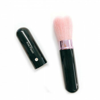 大人気のハートのブラシが持ち運び便利な携帯用になりました。スワロフスキー付でおしゃれにかわいくなりました。フェイスブラシや、チークブラシなどにお使いいただけます。サイズ【携帯ハートフェイスブラシ】収納時:12.3cm、使用時:10.7cm、...