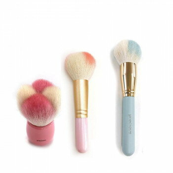 パウダーブラシは、毛穴の穴より細い毛なので、 しっかりムラなくキメ細かく仕上げることができます。ブラシを使うと、ファンデーションの減りが少なく、長持ちします。チークブラシは、粉とびしない良質な毛は、思い通りの発色に仕上げることができます。毛...