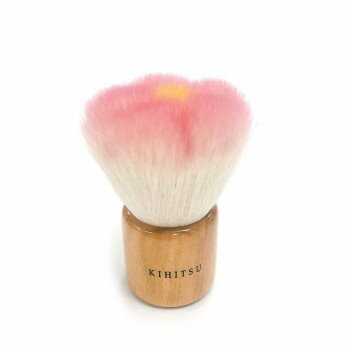 山羊毛(粗光峰)を使用し、お肌あたりもソフトでメイクの時間が楽しくなります。小さなボディですが毛量が多く、パウダーを十分含むことができます。ファンデーションやフィニッシングブラシにもお使いいただけます。サイズ全長:6.5cm、毛丈:3.5c...
