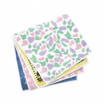 タオルが中央で綴じられているので、本のようにめくることが出来ます。一度濡れても、めくって絵柄を変えれば乾いたタオルが出現!絵柄は4種類、1枚で4回新鮮な気分を味わえます。サイズW12.5×H12.5cm個装サイズ：6×6×2cm重量個装重量...