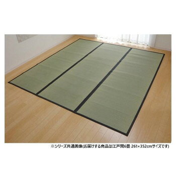 日焼けしてしまった畳のリフレッシュに、新品の畳を汚さないためのカバーに。見た目の美しさと耐久性にこだわり抜いた上敷き。経糸に麻糸と綿糸を使用し、通常の糸引織の2倍の糸量を使用しています。そのため糸自体が非常に丈夫になっています。また一本一本...