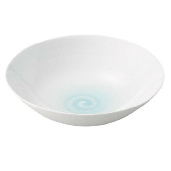 凜とした薄青磁の濃淡は和膳の器に似合う以上に食卓にも落ち着きを与えます。素朴な青白磁の美を生かしながら本格的な手ロクロによる造形美を醸し出した轆轤師山口隆の傑作です。サイズ径24×5cm個装サイズ：25×25×10cm重量約1.5kg個装重...