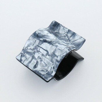 クリップのキャッチがクロスしているから、従来のヘアクリップよりも、しっかりとまります。横から挟むだけなので忙しい朝でも簡単。光沢のある長方形デザインが抜け感のあるヘアに。大人らしい印象を与えてくれます。ローポニーやねじりアレンジなどにすれば...