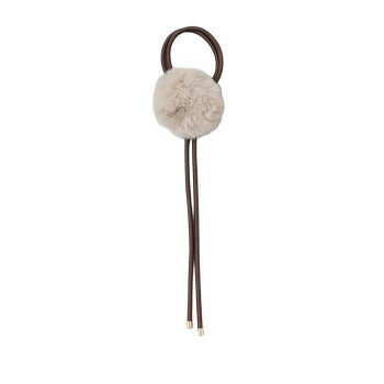 結ぶだけでおしゃれに決まる優秀アイテム!落ち着いた色味で大人っぽさとかわいらしさを両立。ふわっとしたファーが大人かわいい。シンプルなポニーテールも華やかに。普段使いや、オフィス、カジュアルなお出かけにもおすすめです。※仕上がりに個体差がござ...
