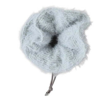 シュシュの可愛さそのまま、ヘアアレンジをしっかりキープ!内側のヘアゴムパーツで簡単に髪を結べて、崩れにくい。落ち着きのあるカラーで上品な雰囲気に!肌触りの良いモヘア素材が大人かわいい。ポニーテールやお団子ヘアなど、ベーシックなヘアアレンジに...