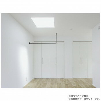 凹凸を極限まで無くした、シンプルな常設型物干しです。壁、柱、窓枠など、部屋を構成するものの多くは直線でできています。この物干しも直線。 丸みのないデザインは、使っていないときにも部屋になじみます。本体がアルミ製のため、現場での切断が可能です...