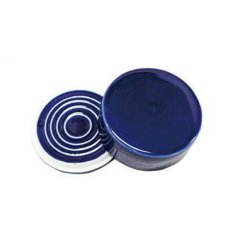 印泥を練って保管することができる陶器です。サイズ個装サイズ：12×12×6cm重量個装重量：500g生産国中国※掲載納期は目安であり、商品欠品の場合、お時間をいただいたり、完売の場合もございます。仕様・パッケージなどは予告無く変更となる場合...