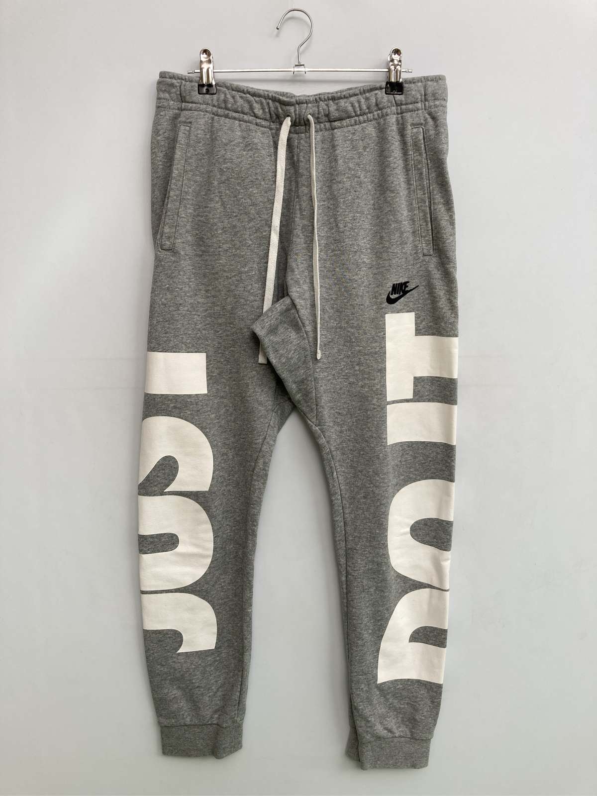 【平日お昼12時までのご購入で即日発送！】※12時以降・土日祝は翌営業日発送※ヤマト運輸での発送となりますナイキのスウェットジョガーパンツです。両脚にわたって大胆にプリントされた「JUST DO IT.」のビッグロゴが印象的なデザインです。...