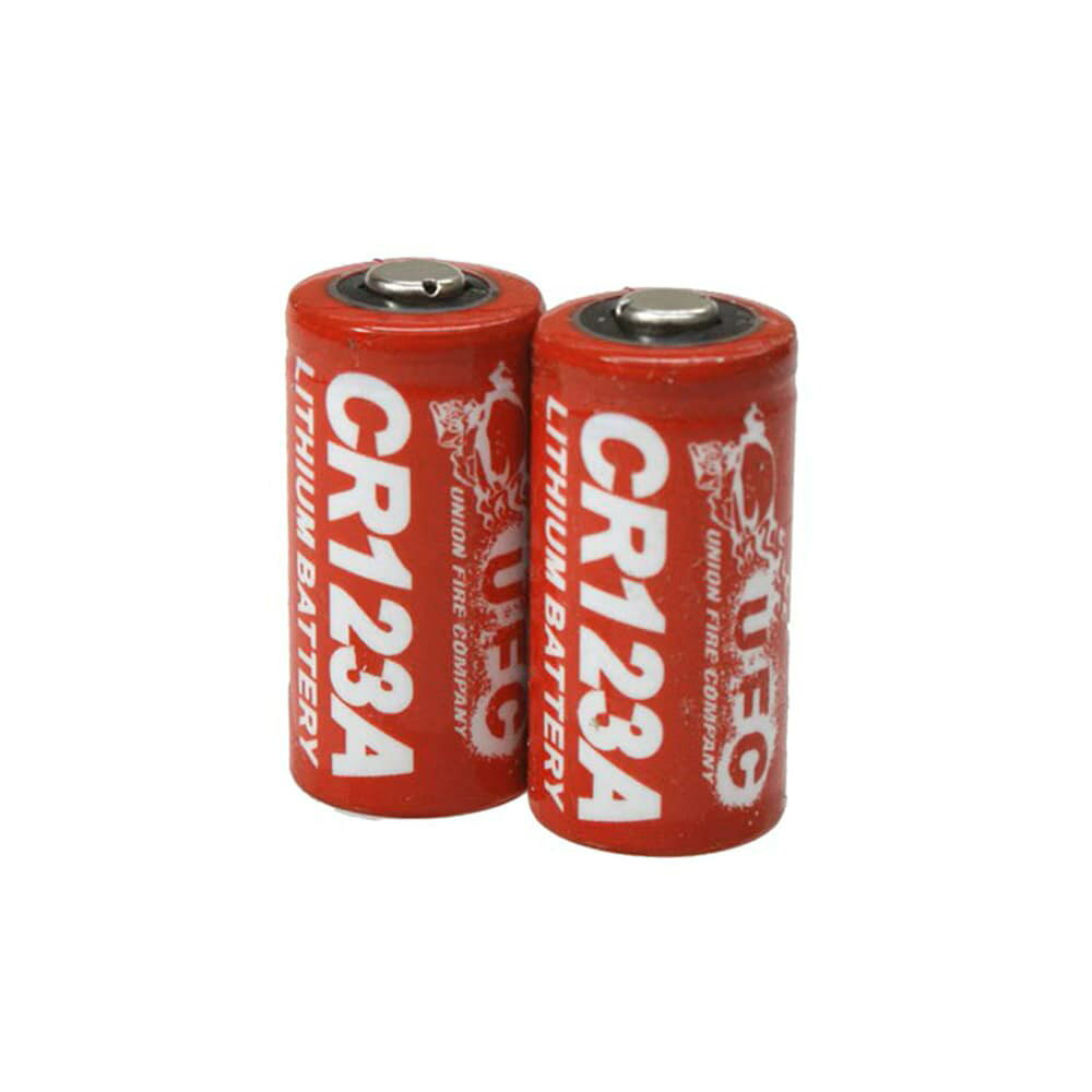 ユーエフシー CR123A リチウムバッテリードットサイトやライトの交換用に便利なCR123A電池2本セットUFC製のリチウム電池です。CR123A規格の3Vで、ドットサイトやフラッシュライトなどに使用可能。予備として携帯しやすい2本セット...