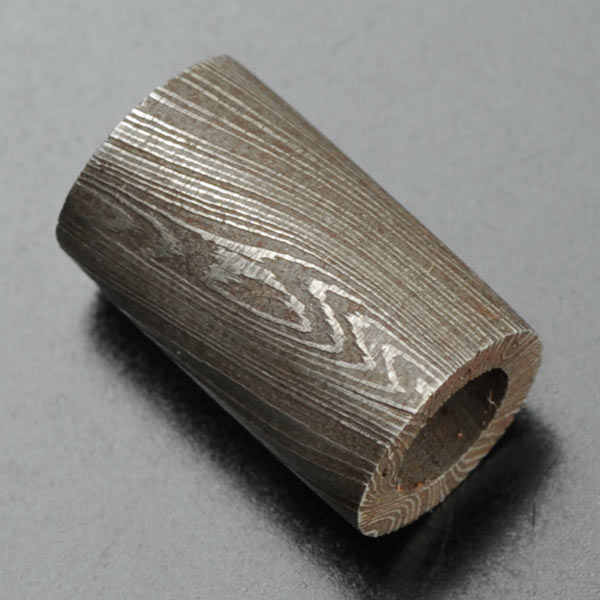 メタルビーズ クラフトパーツ「メタルビーズ ダマスカス DA05」ダマスカス鋼を使用したメタルビーズ 。穴の直径が5mmあり、パラコード製のランヤードに取り付けたり、ストラップアクセサリーなど、工夫次第で様々なものに使用することができます。...