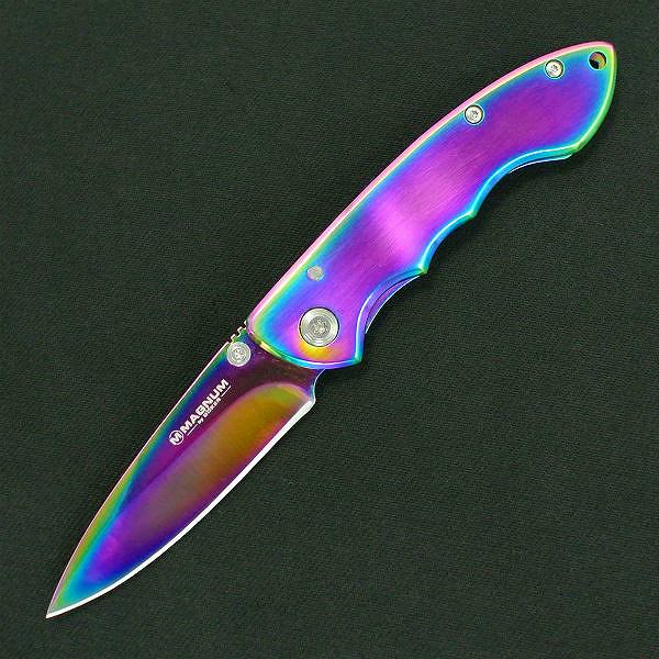 折りたたみナイフ BOKER「ボーカーマグナム 折りたたみナイフ ブレイズ 虹色」ナイフメイカーBOKERのブランド、マグナムのフォールディングナイフ(折りたたみナイフ)ブレイズです。ワンハンドオープンを可能にするサムスタッド付きのブレード...