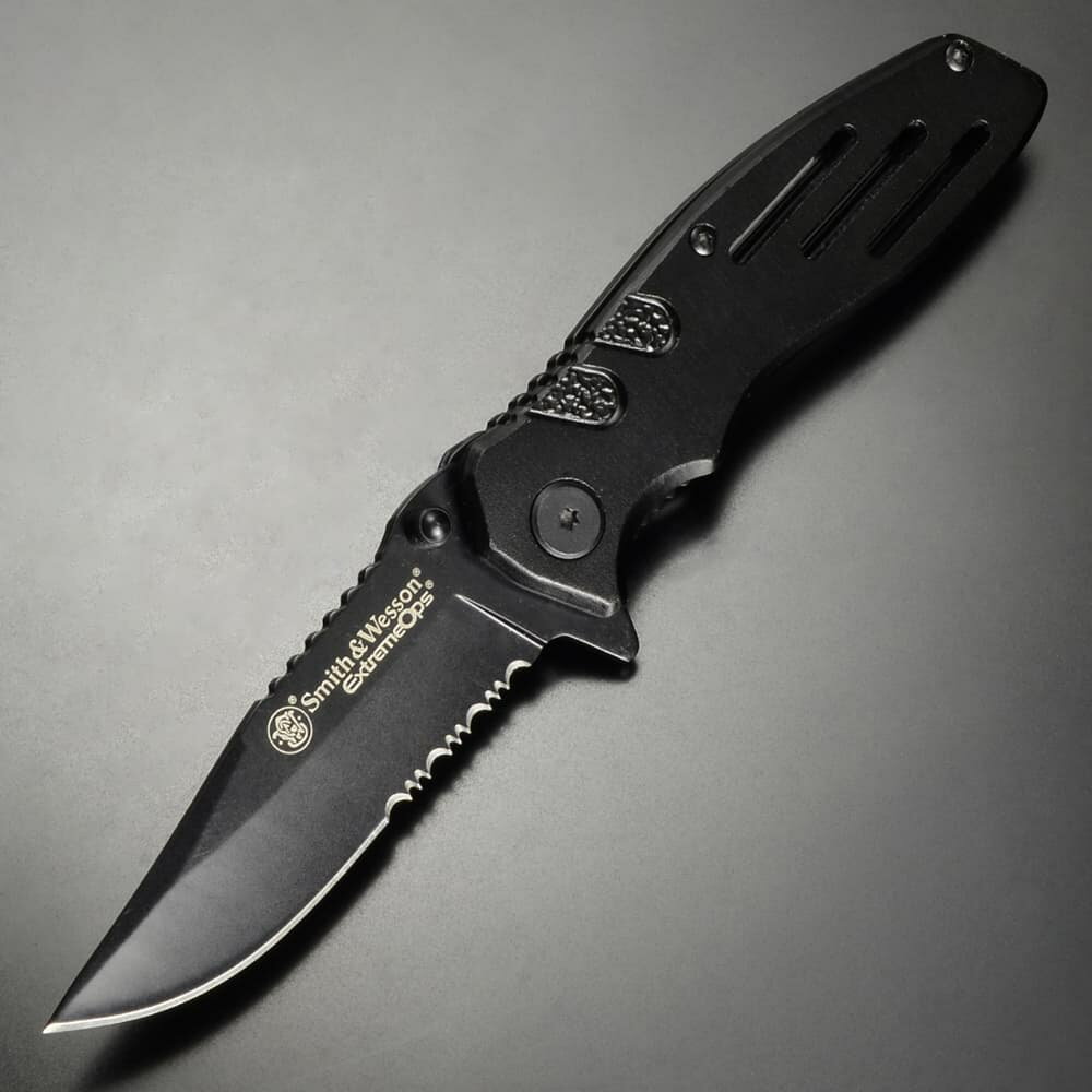 Smith&Wesson エクストリーム オプス 鋸歯状使いやすさと頑丈さを兼ね備えたポケットナイフ米国老舗銃器メーカー「Smith＆Wesson」が手掛ける折りたたみ式ナイフ。折りたたんだ際に上部に出るフリッパーと、ブレード常備の突起、サ...