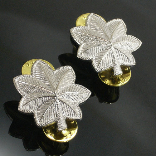 ピンバッジ 徽章 ロスコ「Rothco ピンバッジ 1704 アメリカ軍階級章 中佐 2個セット」ロスコのピンバッジ。アメリカ軍、ルテナント・カーネル(中佐)の制服に着用する階級章の2個セットです。ピンバッジの詳細カラー:シルバーサイズ:(...