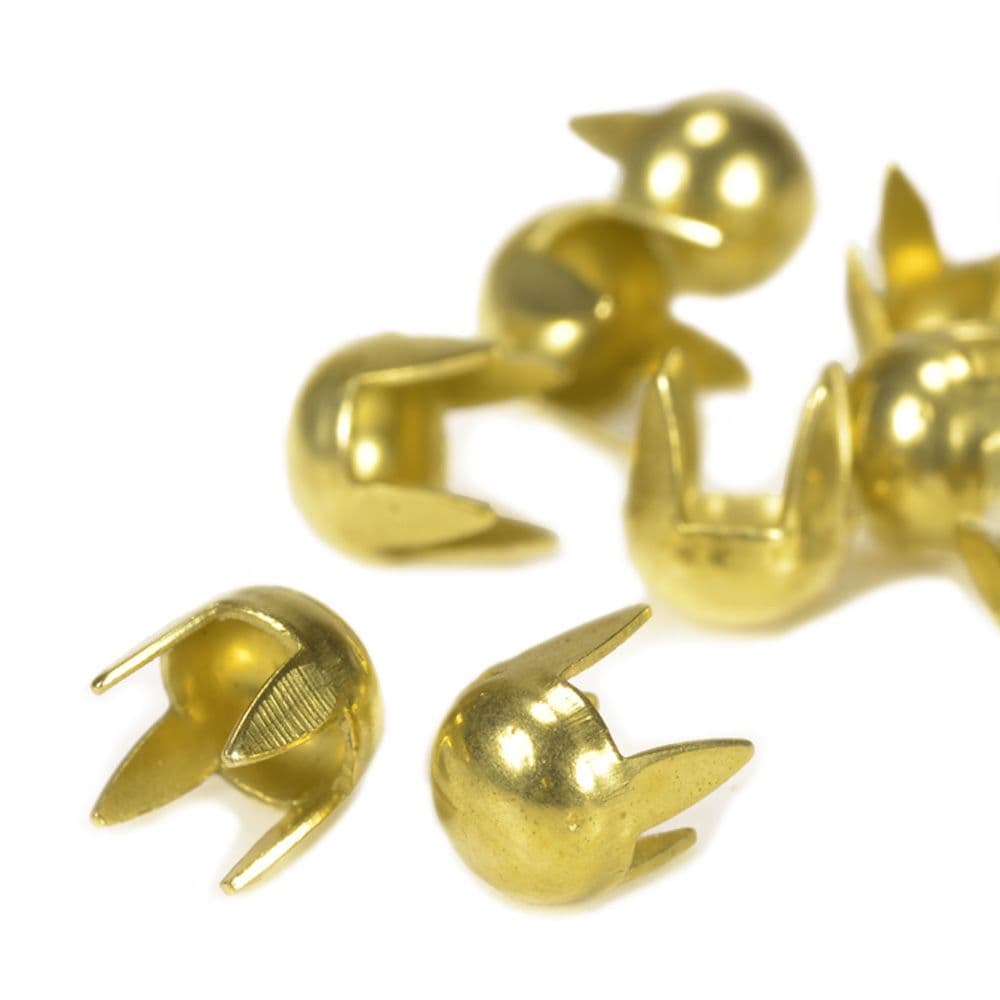 ラウンド型 スタッズレザークラフトなどに使えるドーム型のラウンド型のスタッズレザークラフトなどに使用できるラウンドスタッズ(ラウンドスポッツ)。背面に付いた4本の爪を素材に刺しこみ爪を折り曲げて固定することで取り付けることが可能。ジーンズや...