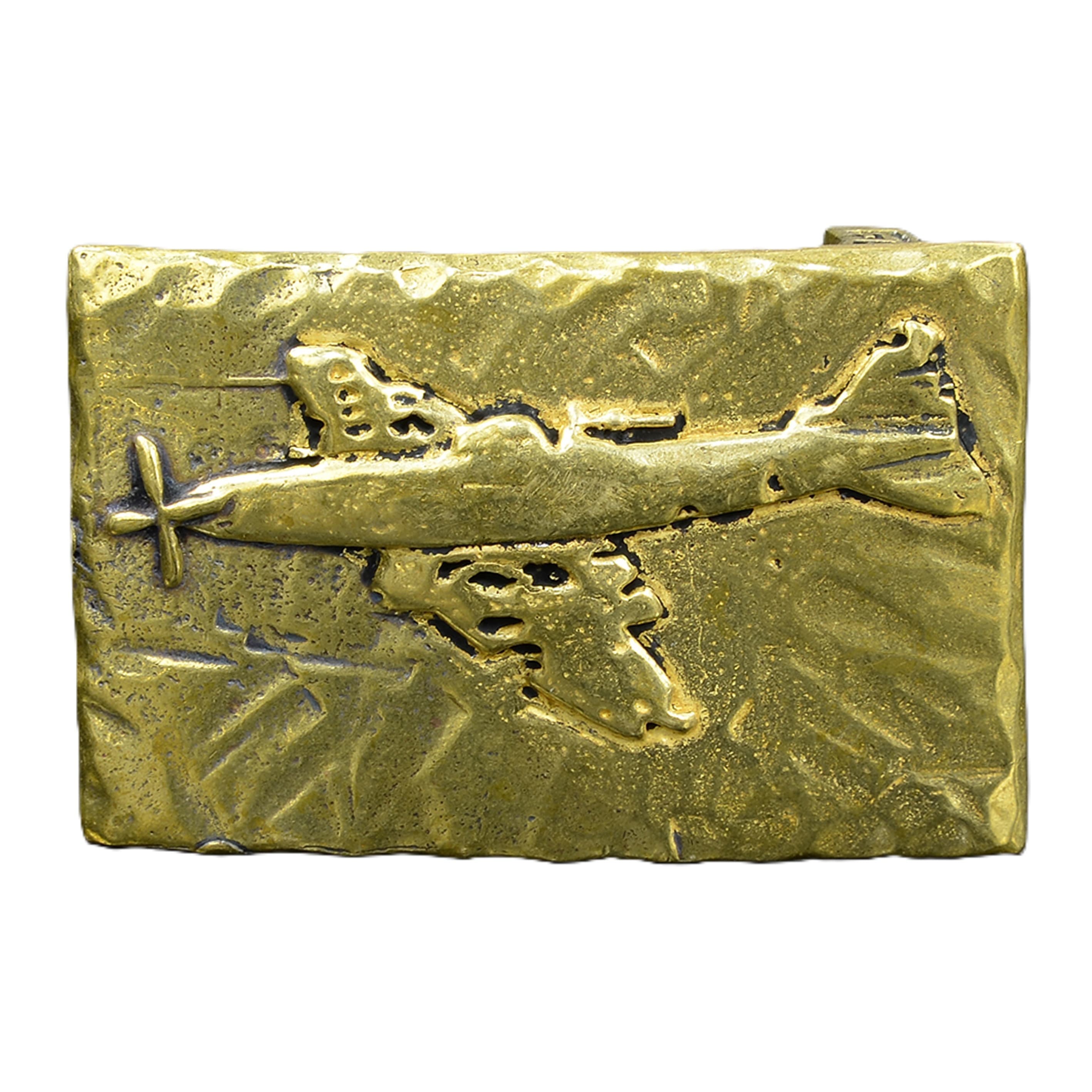 真鍮 ベルト金具 レシプロ機立体的な戦闘機が存在感を放つ真鍮バックル戦闘機をモチーフにした力強いデザインが魅力の真鍮製ベルトバックル。使うほど表情が深まり、真鍮ならではの経年変化を楽しめます。適度な重みがありつつ扱いやすく、普段のベルトに個...