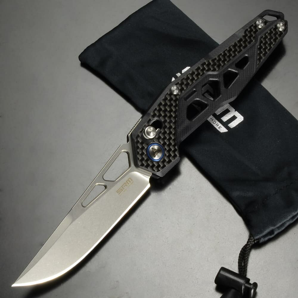サンレンム Folding Knives カーボンカーボンとG10を組み合わせたスタイリッシュなナイフ「Stay Ready for More」を掲げ、高品質のアウトドアギアを設計および製造しているブランド「SRM Knives」の折りたた...