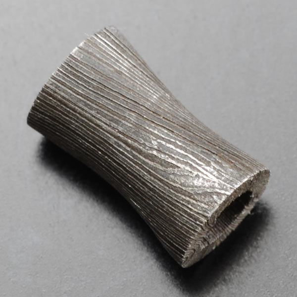 メタルビーズ クラフトパーツ「メタルビーズ ダマスカス DA04 シルバー」ダマスカス鋼を使用したメタルビーズ。穴の直径が5mmあり、パラコード製のランヤードに取り付けたり、ストラップアクセサリーなど、工夫次第で様々なものに使用することがで...