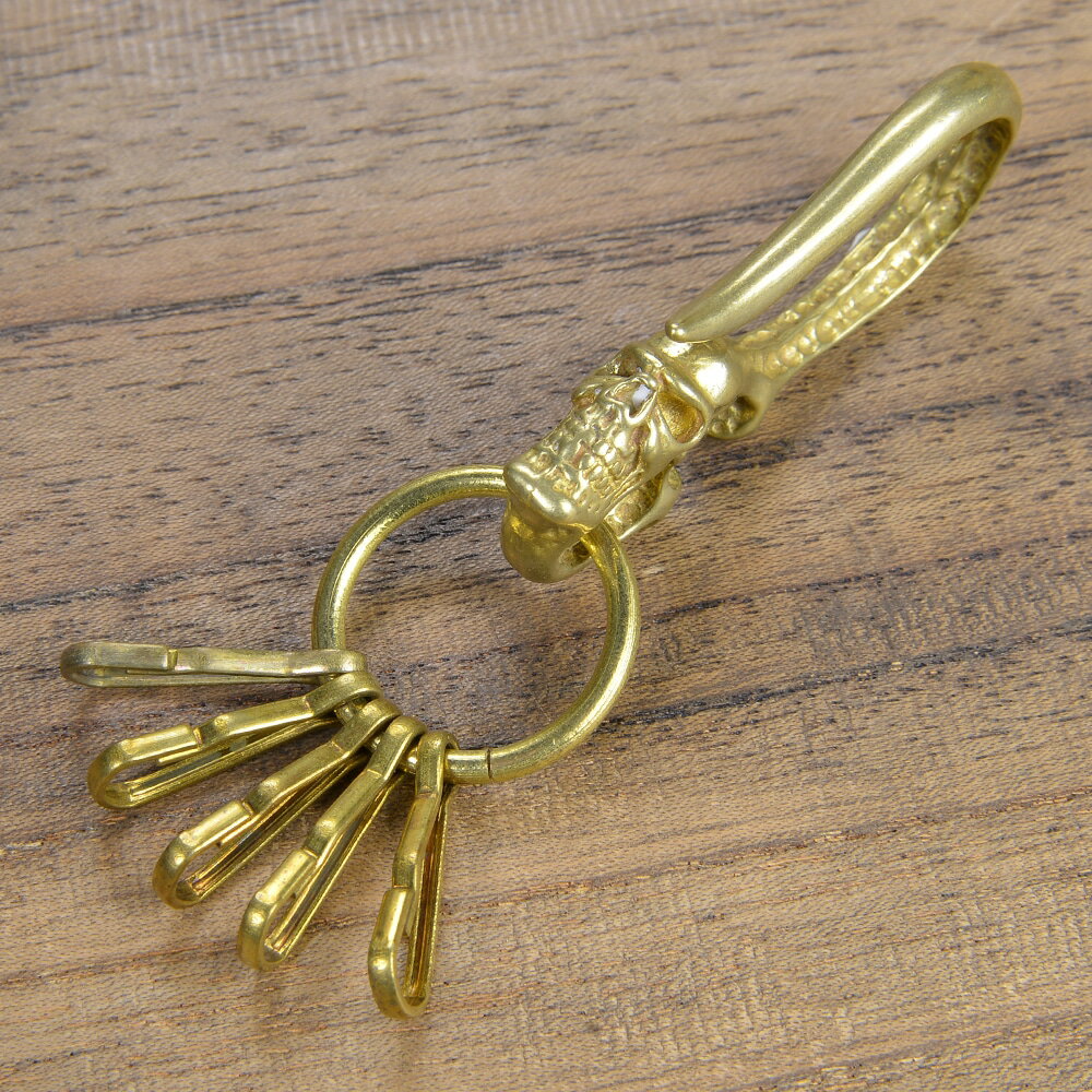 キーホルダー レボリュートドクロモチーフのキーホルダー真鍮製の釣り針フックにナスカンが5つ付いたキーホルダー。フック部分はドクロをモチーフにしており、ベルトループにフックを引っ掛けて持ち運ぶことができるキーホルダーです。ナスカン部分に鍵など...