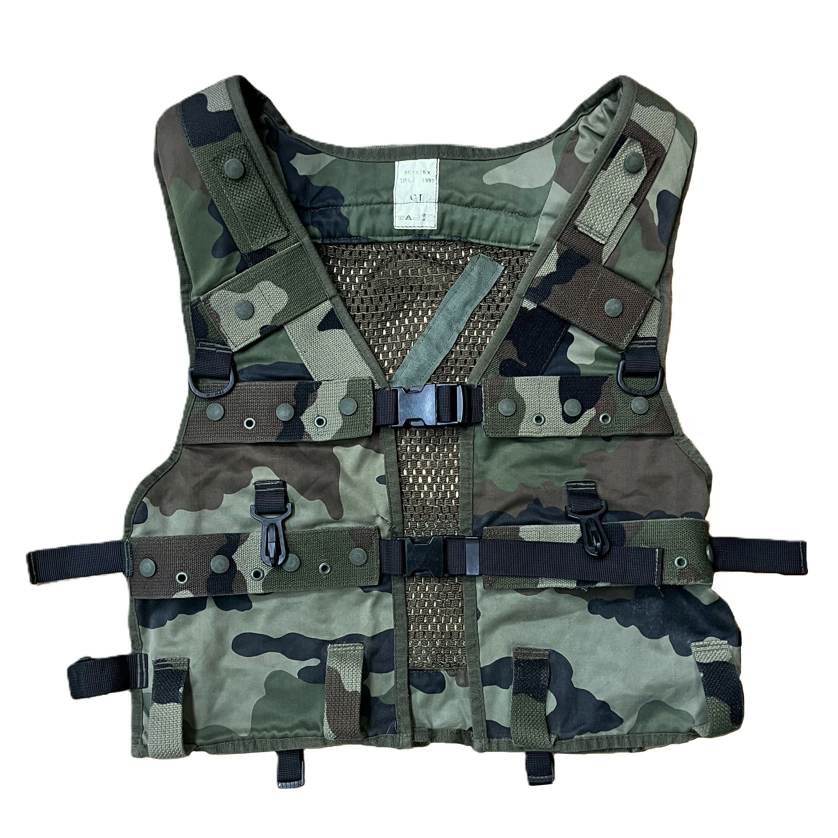 仏軍 CCE迷彩 タクティカルベストグレネードの携行等をしていたベスト■軍放出品のご購入を検討されているお客様へ。ご購入前に必ず下記の説明文、注意文を最後までご一読いただきますようお願い致します。2000年代初頭に使用された、フランス軍のア...