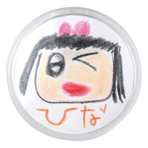 付属の画紙に好きなイラストを描いてオリジナルのバッジを作ることができます。カットした写真などを入れることもできます。画紙サイズ：39mm■45×5mm