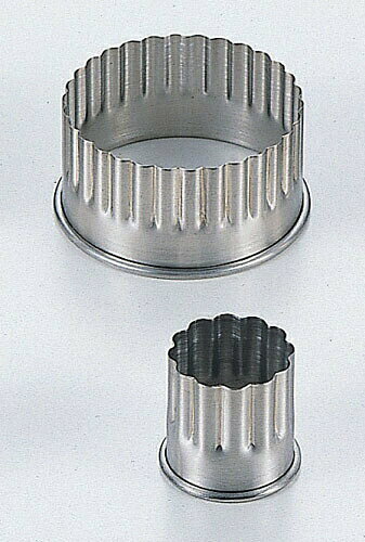 メーカー品番PP-584(内寸)直径×高さ(mm)φ70×45質量(kg)0.032※つなぎ目のない一体成型の丈夫な抜き型です。 手にソフトな大きめのカール処理。※内寸は、生地を抜く方のサイズです。