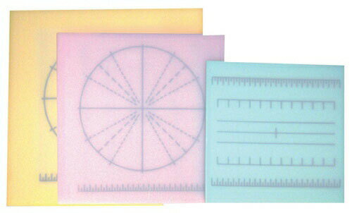 規格Mカラーブルー 幅×奥行×厚さ(mm)300×300×9質量(kg)0.8《特長》・目盛り付きの為、簡単にパンやケーキ、又巻き寿司等がお好み のサイズにカットが出来便利です。・積層式（3枚）の為、傷んだり、汚れたら、剥がして1枚で 3回...